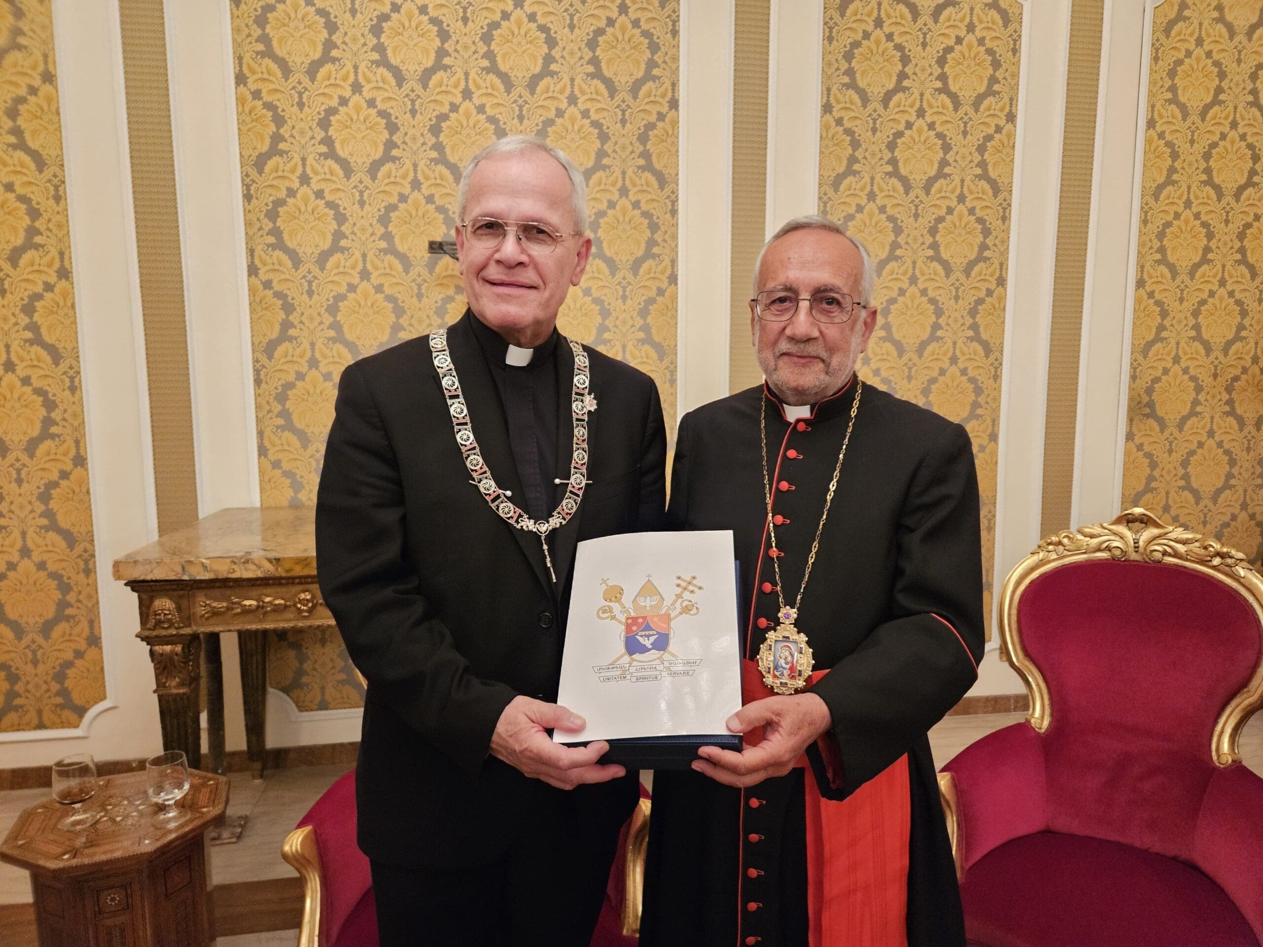Il Patriarca Minassian premia il presidente della CNEWA | CNEWA Italia